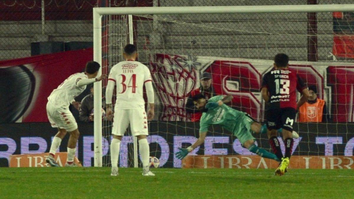 Las manos de Hoyos volvieron a salvarlo al rojinegro