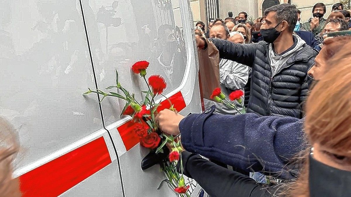 Miguel Lifschitz fue despedido con aplausos y rosas rojas